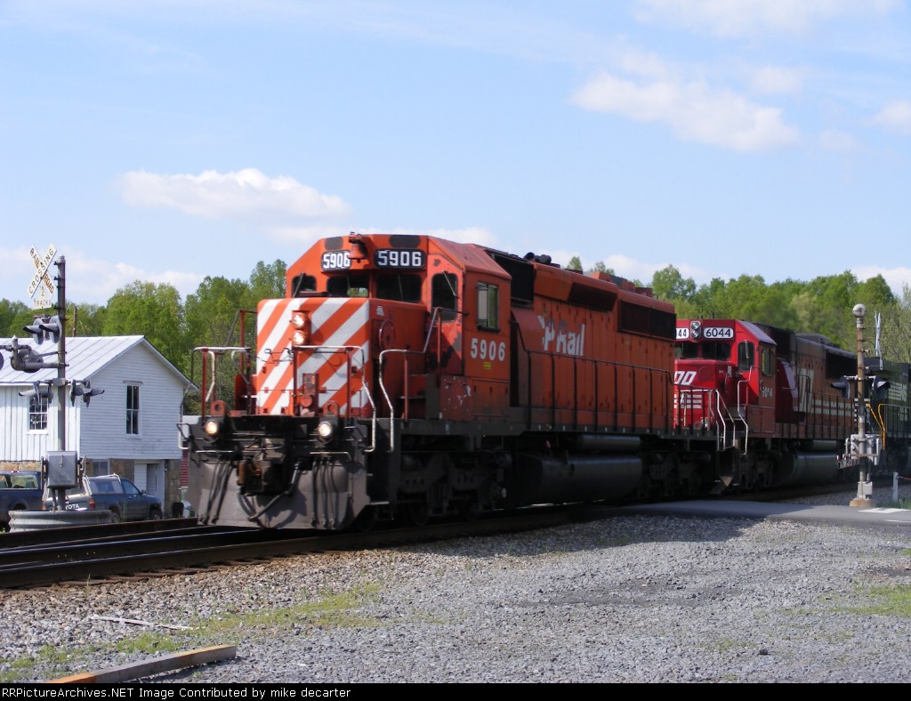 CP 5906 Leads 11R south